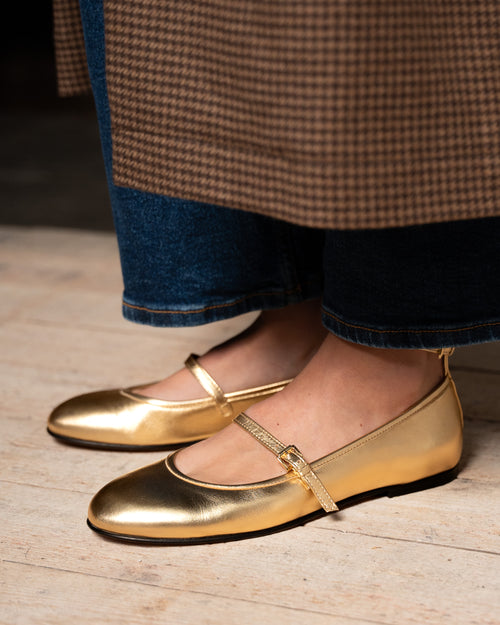 Gold laminated leather ballet flats with a strap | Velasca